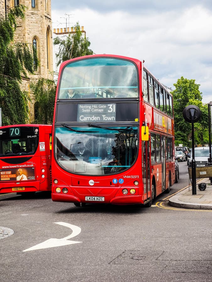 Rode bus in Londen (hdr) redactionele foto. Image of architectuur ...