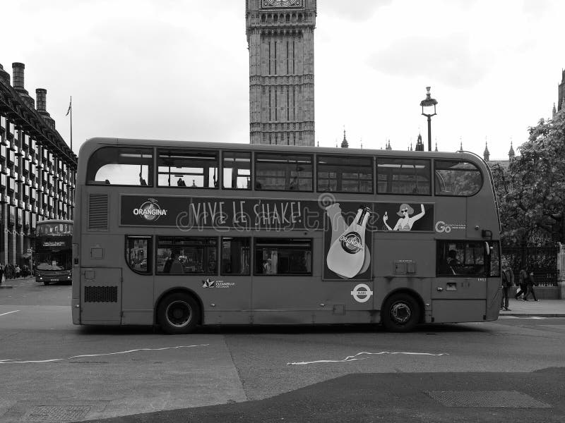 Rode Bus in Zwart-wit Londen Redactionele Stock Foto - Image of gebouw ...