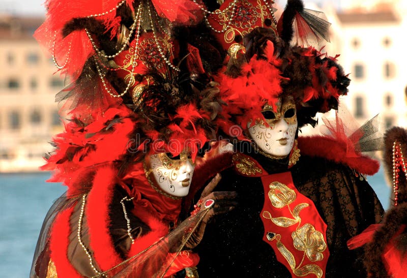 Het Gouden Rode Masker Van De Luxe Van Venetië Stock Foto - Image of ...