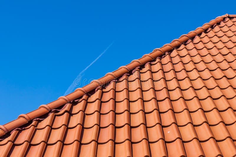 Rode daktegels stock afbeelding. Image of bouw, dekking - 32621877