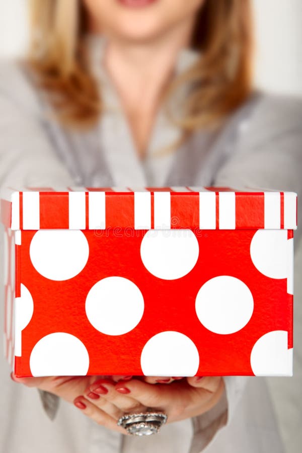 Rode De Giftdoos Van De Stip Stock Foto - Image of strepen, macro: 17337190