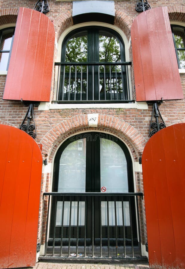 Rode deur stock foto. Image of venster, europees, architectuur - 26927832