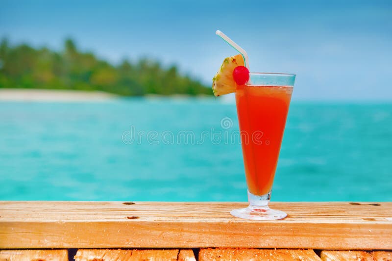 Rode drank bij een strand stock foto. Image of vakantie - 37456930