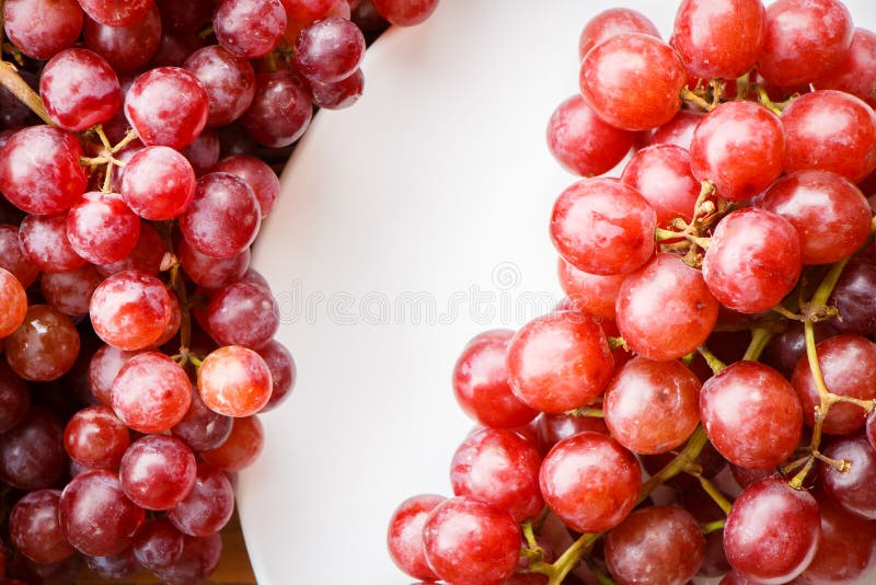 Rode druif op houten lijst stock foto. Image of wijnstok - 63899936