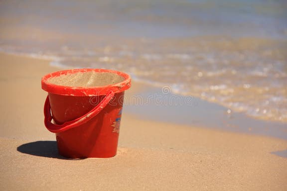 Rode emmer stock foto. Image of emmer, strand, rust, respijt - 37740886