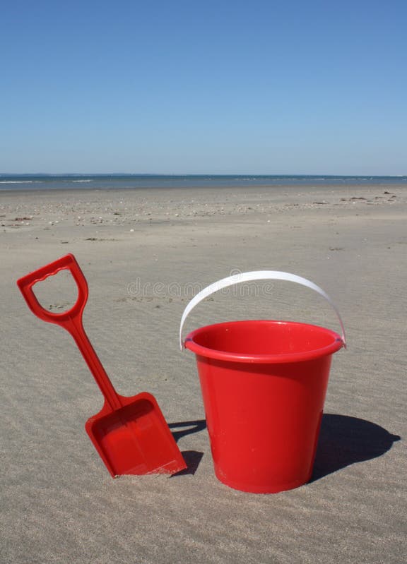 Rode emmer en spade stock afbeelding. Image of zonneschijn - 10171219