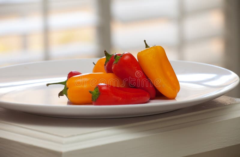 Rode en Gele Paprika's stock foto. Image of klok, snack - 15945060