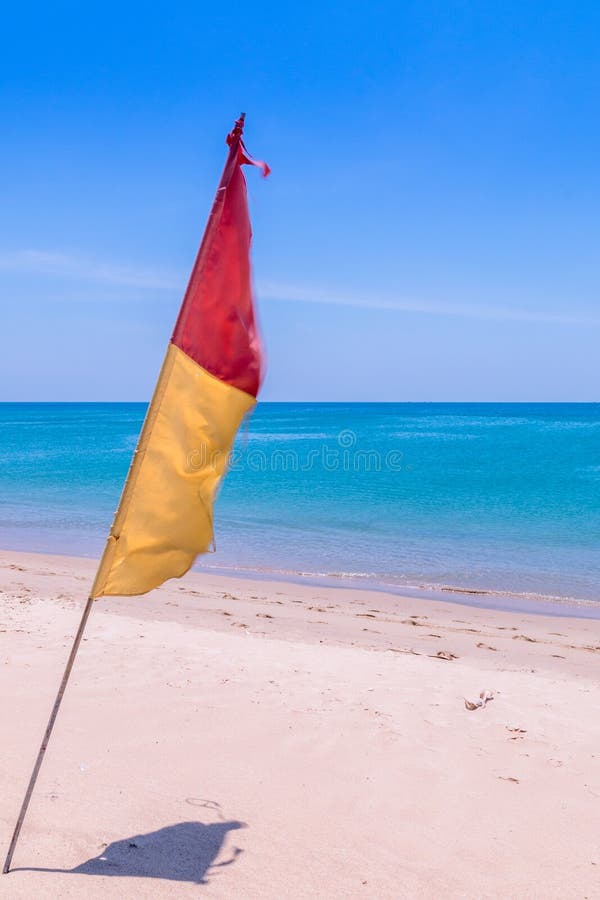 Rode En Gele Vlag Op Het Strand Stock Afbeelding - Image of redding ...