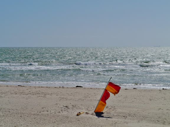 Rode en gele vlaggen stock afbeelding. Image of kust - 35689927