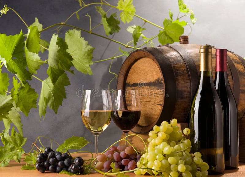 Rode En Witte Wijn Met Druiven Stock Afbeelding - Image of hout ...