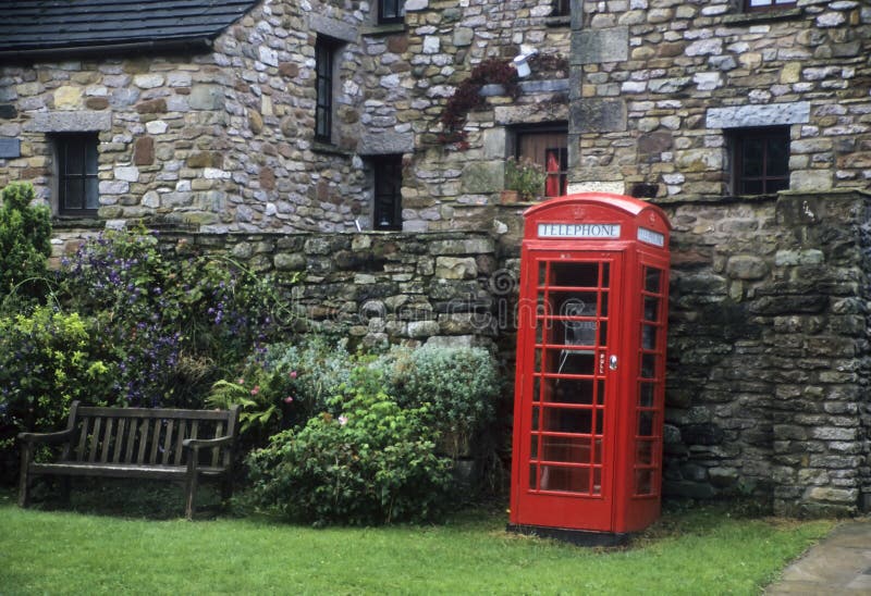 Rode Engelse telefooncel stock afbeelding. Image of betaal - 13516613