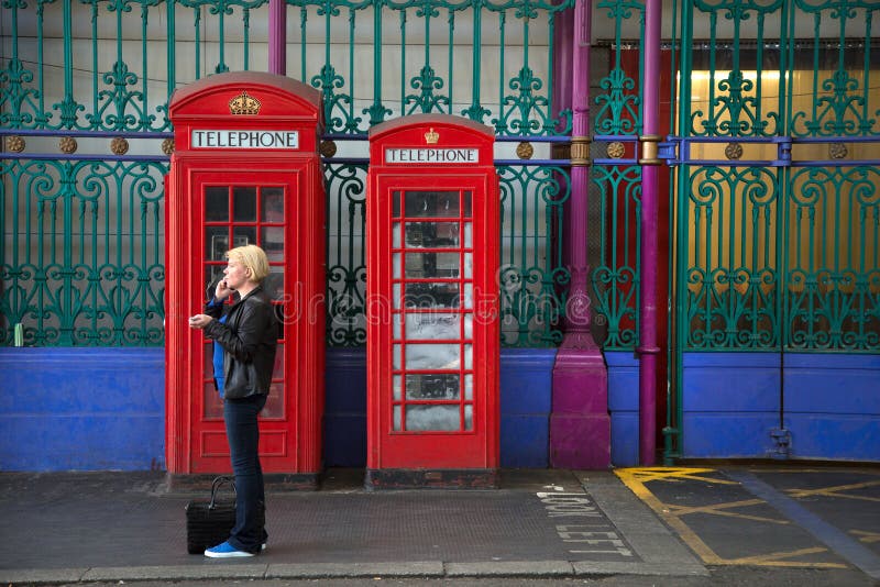 Rode Engelse Telefooncellen Stock Foto - Image of purper, smithfield ...