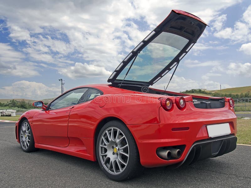 Rode Ferrari F430 Met Open Laadklep Redactionele Stock Foto - Image of ...