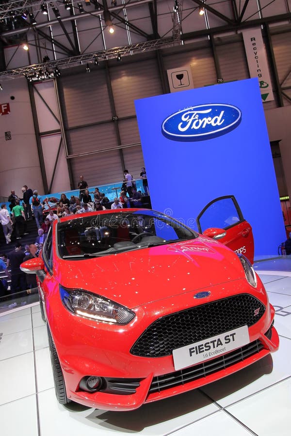 Rode Fiesta ST redactionele afbeelding. Image of presentatie - 23898105