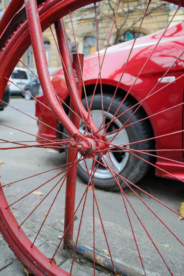 Rode fiets en rode auto stock foto. Image of wiel, band - 50186844