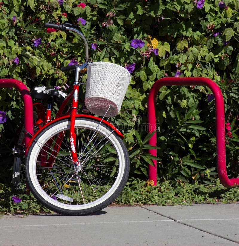 Rode fiets met witte mand stock foto. Image of metaal - 33577816