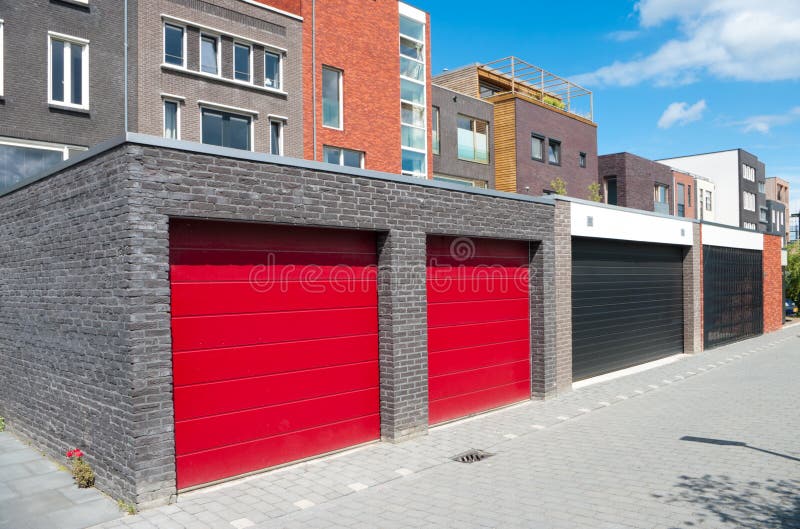 Rode garage stock foto. Image of woonplaats, plaats, buurt - 20691084