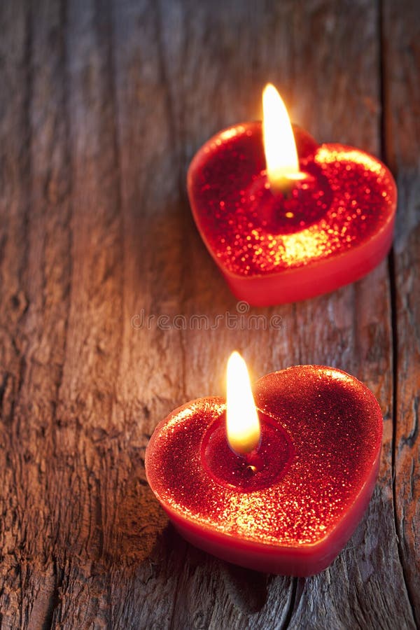 Rode hart-vormige kaarsen stock afbeelding. Image of decoratie - 48287139
