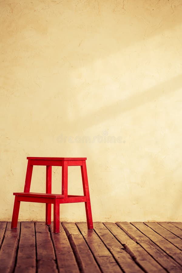 Rode houten stoel stock foto. Image of ruimte, stoel - 34992448