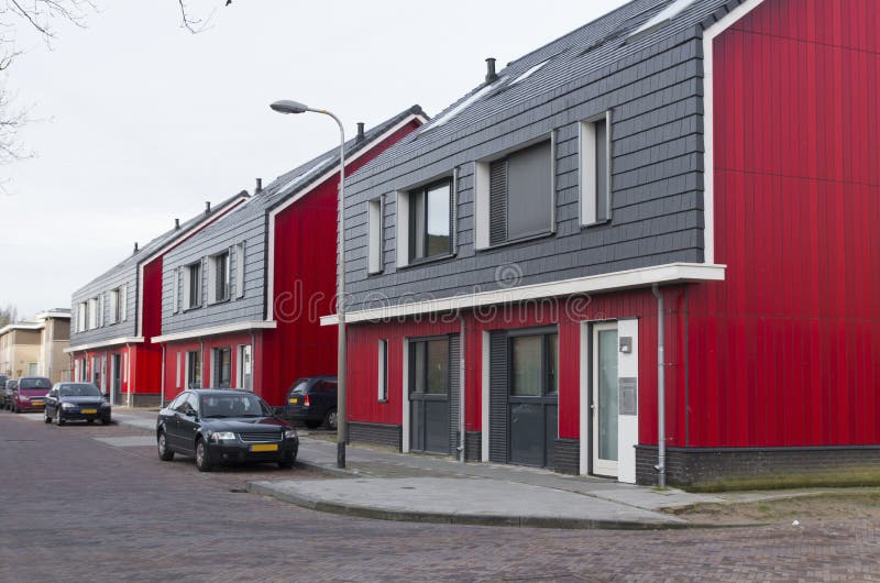 Moderne Rijtjeshuizen Met Zonnepanelen Op Zonnige Dag Stock Afbeelding ...