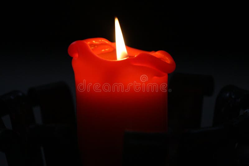 Close-up Van Een Kaars Op Een Zwarte Achtergrond Stock Foto - Image of ...