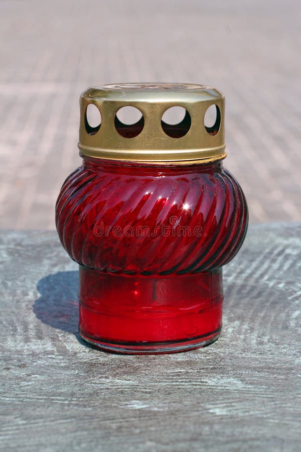 Rode Kaars. Geheugenlantaarn Stock Afbeelding - Image of graf, lantaarn ...