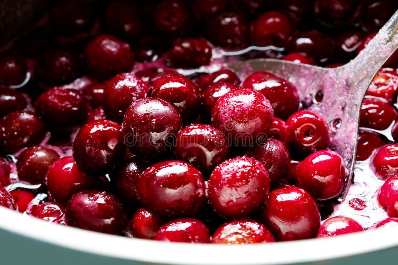 Rode Kersen in Suikerstroop Stock Foto - Image of zomer, vrucht: 67651978