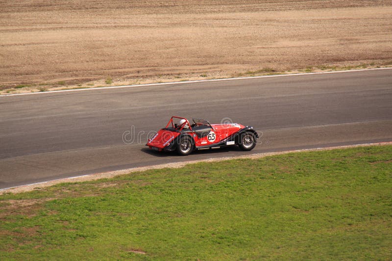 Rode klassieke raceauto redactionele stock afbeelding. Image of ...