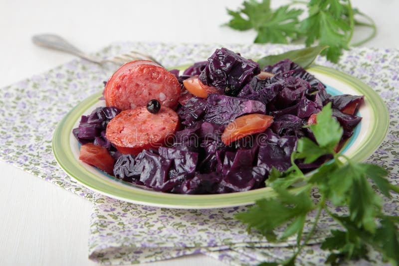 Rode Kool Met Gebraden Worst Stock Foto - Image of plaat, peper: 35925746