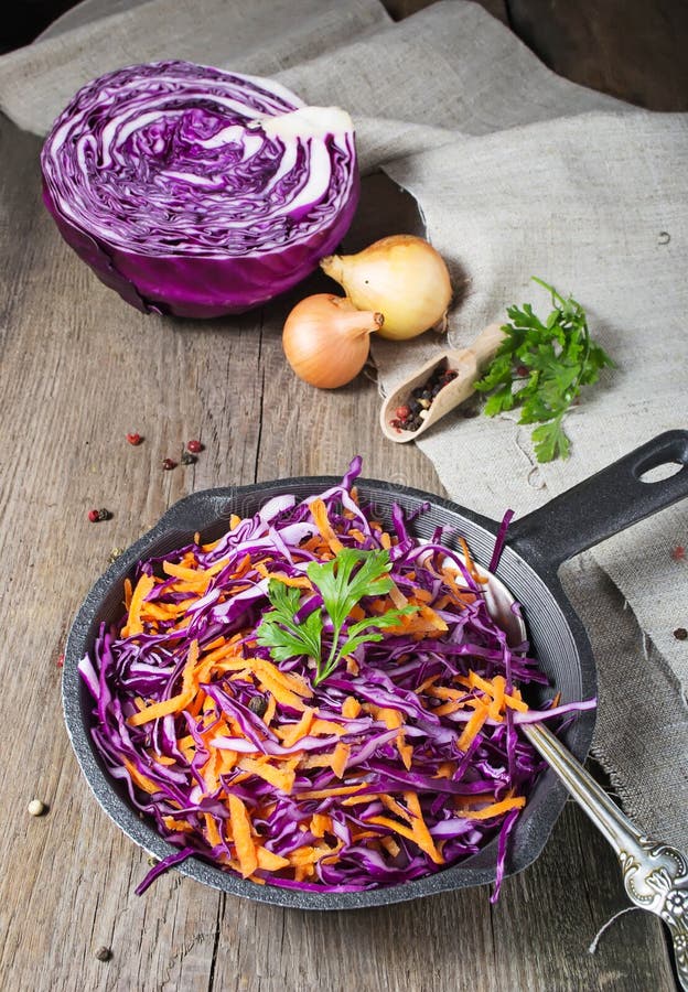 Rode Kool Met Wortel in Pan Stock Afbeelding - Image of vitamine ...