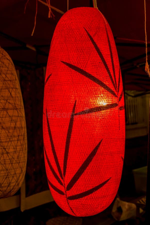 Rode lamp Chinese stijl stock foto. Image of blad, lampen - 53707974