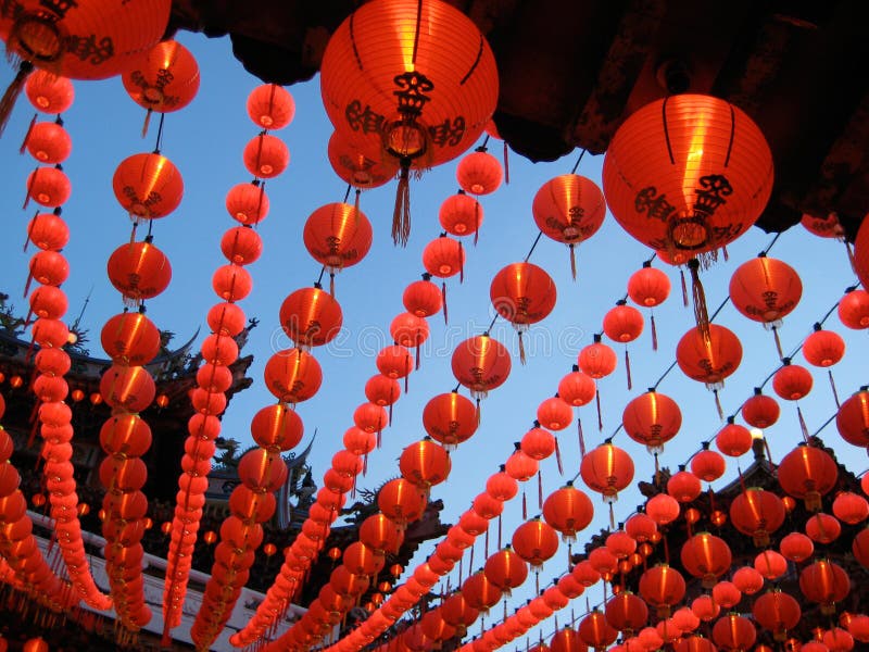 Rode lantaarn stock afbeelding. Image of rood, buitenkant - 6122301