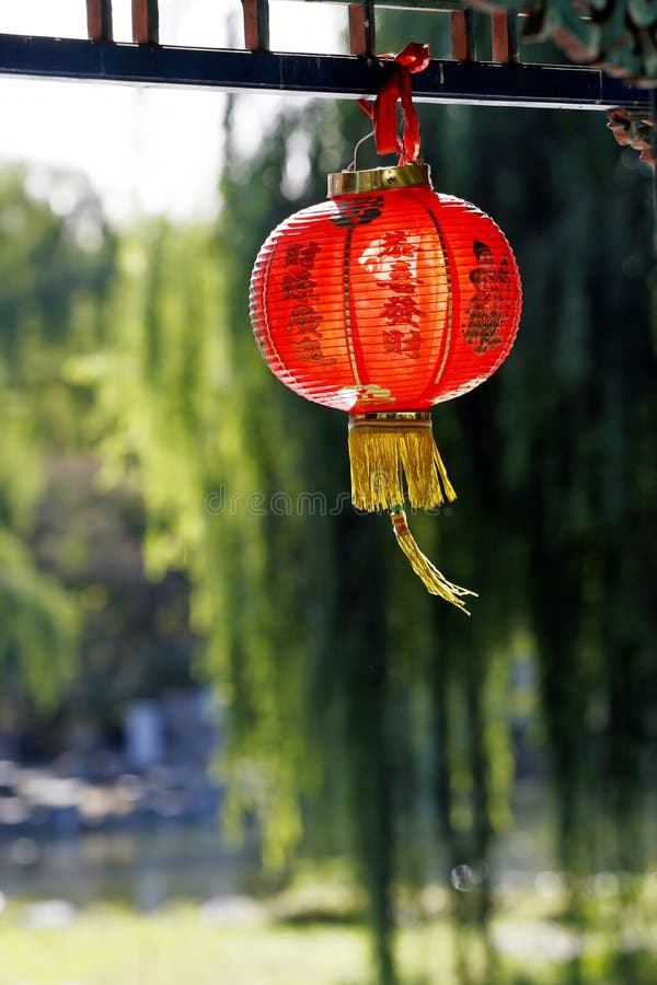 Rode lantaarn stock foto. Image of aantrekken, uitstekend - 6660226