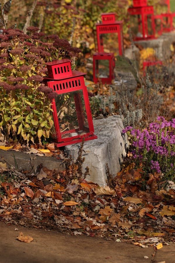 Rode Lantaarn in Daling 2 stock afbeelding. Image of lantaarns - 47263293