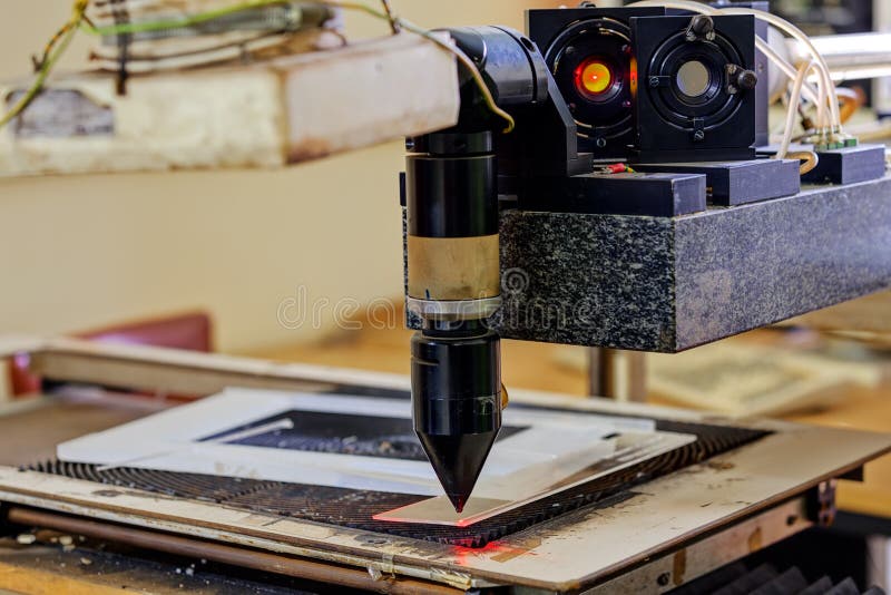 Rode laser op snijmachine stock afbeelding. Image of laserstraal - 55574853