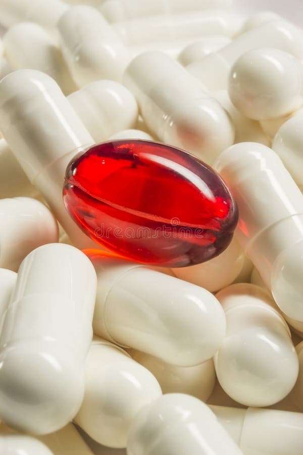 Rode Medische Capsule Onder Witte Degenenmacro Stock Foto - Image of ...