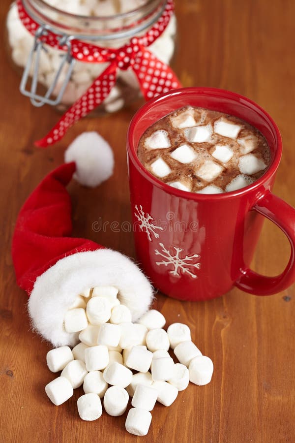 Rode Mokken Met Warme Chocolademelk En Marshmallows Stock Afbeelding ...