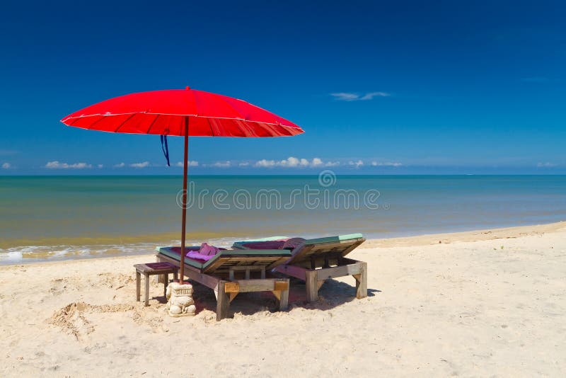 Rode Parasol Op Het Tropische Strand Stock Afbeelding - Image of ...