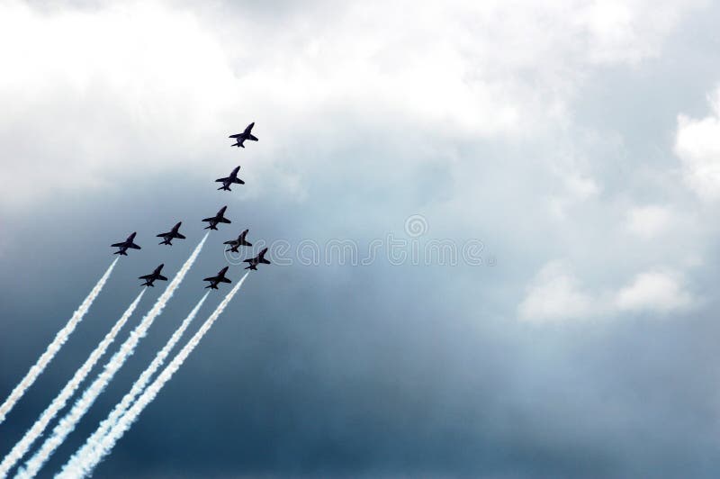 Rode Pijlen - Concorde Vorming Stock Foto - Image of rook, wolken: 23625768