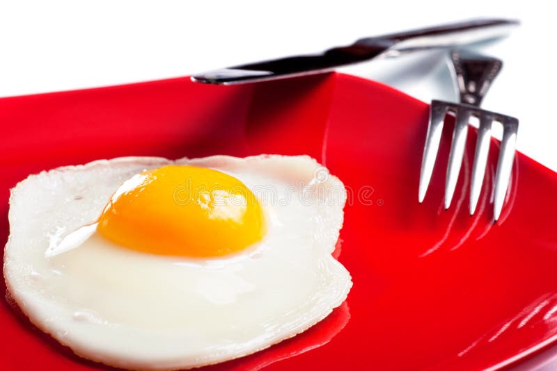 Rode plaat met gebraden ei stock foto. Image of geïsoleerd - 18887206
