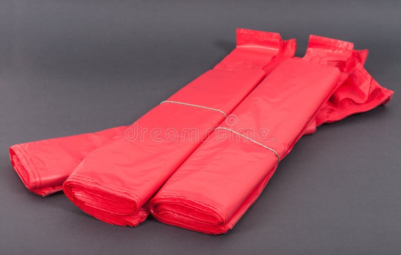 Rode plastic zakken stock afbeelding. Image of geïsoleerd - 32467965