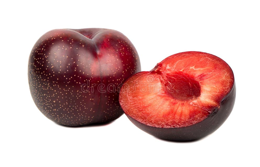 Rode pruim met de helft stock foto. Image of voedsel - 100798354