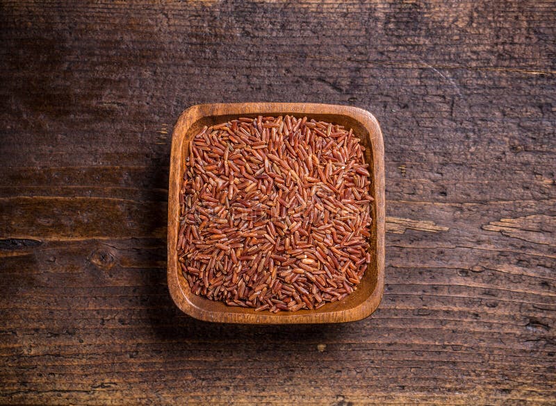 Rode rijst stock afbeelding. Image of bijtend, houten - 60840521