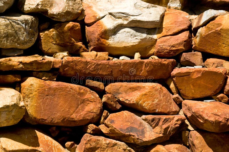 Rode Rotsen in Gemodelleerde Muur Stock Foto - Image of rood ...