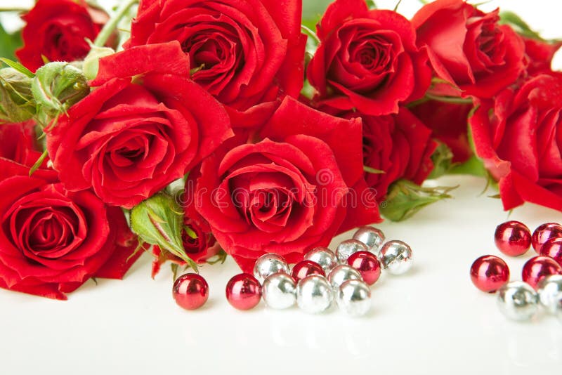 Rode rozen en parels stock foto. Image of boog, vers - 12199908