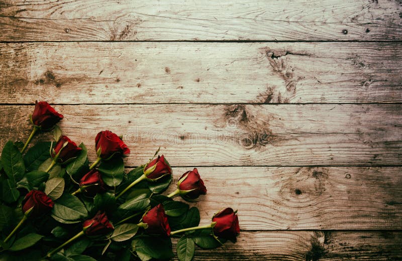 Rode Rozen Op Houten Achtergrond Stock Afbeelding - Image of kaart ...