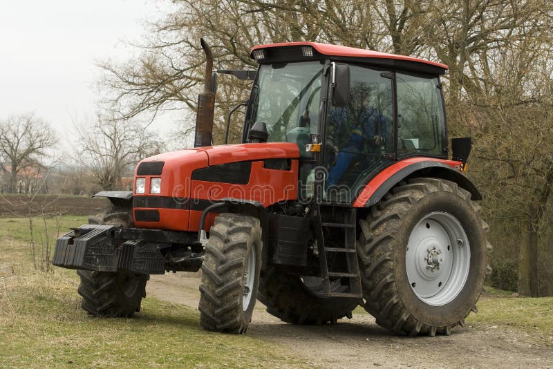 Rode Russische tractor stock foto. Image of landbouw, ploegen - 4593430