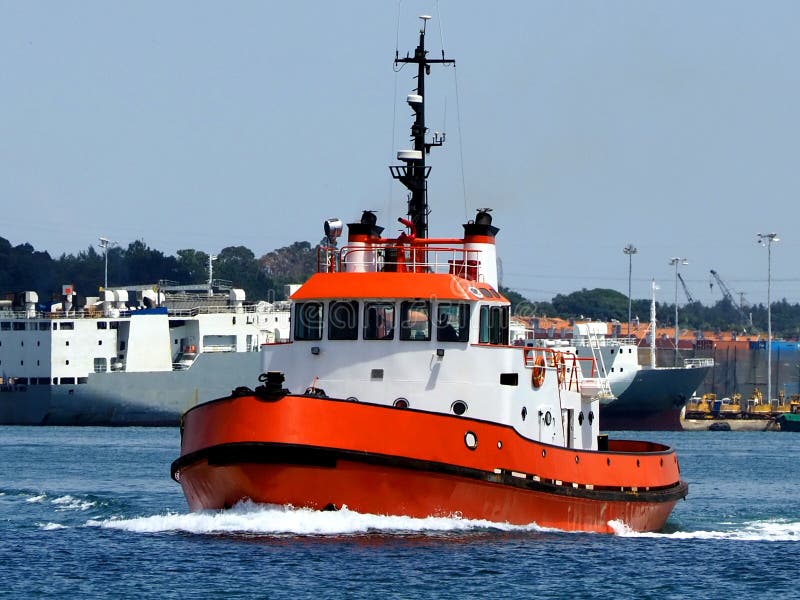 Rode Sleepboot Lopend in Haven Stock Foto - Image of boog, industrie ...
