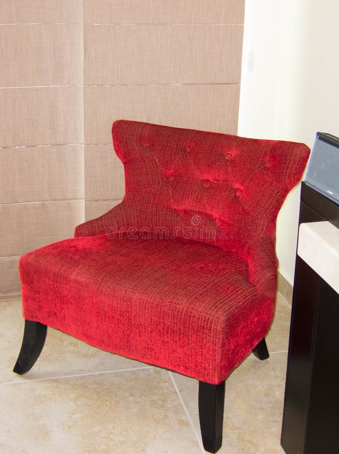 Rode stoel stock afbeelding. Image of vloer, luxe, kleurrijk - 31729959