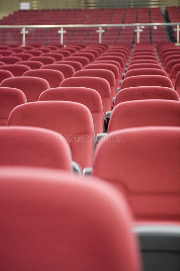 Leeg theater stock afbeelding. Image of orkest, stoelen - 5258013